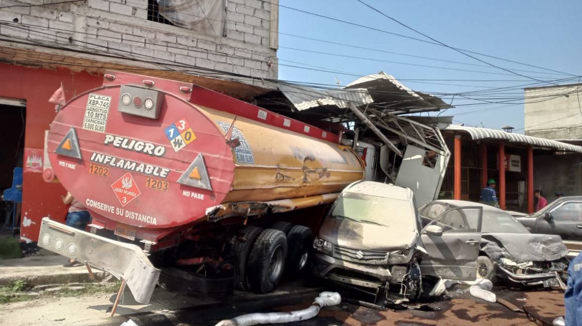 Tanquero de combustible se estrelló contra una casa y varios vehículos ...